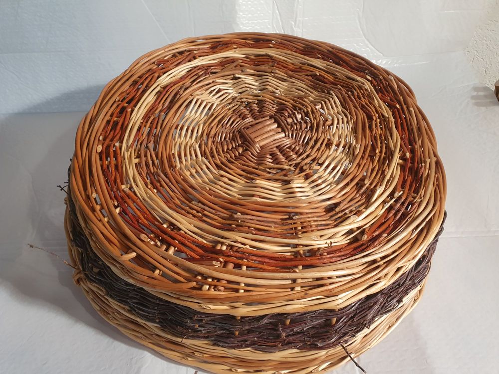 Runder Korb mit zwei Henkeln mehrfarbig (Gebraucht) in Steinhausen für ...