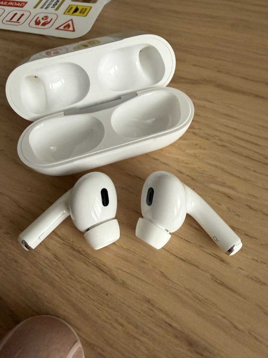 AirPods Pro 2nd Generation mit MagSafe Ladecase und 2 Hüllen (Gebraucht ...