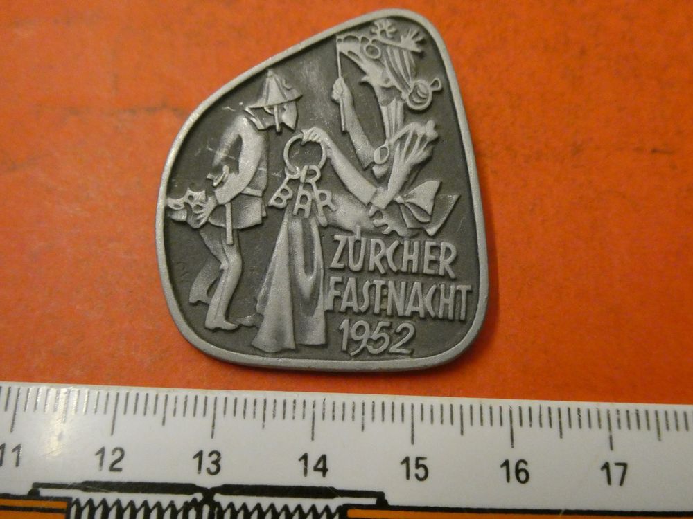 Zürcher Fasnacht 1952, Plakette (Gebraucht) in Hinterforst für CHF 1 – mit Lieferung auf Ricardo ...