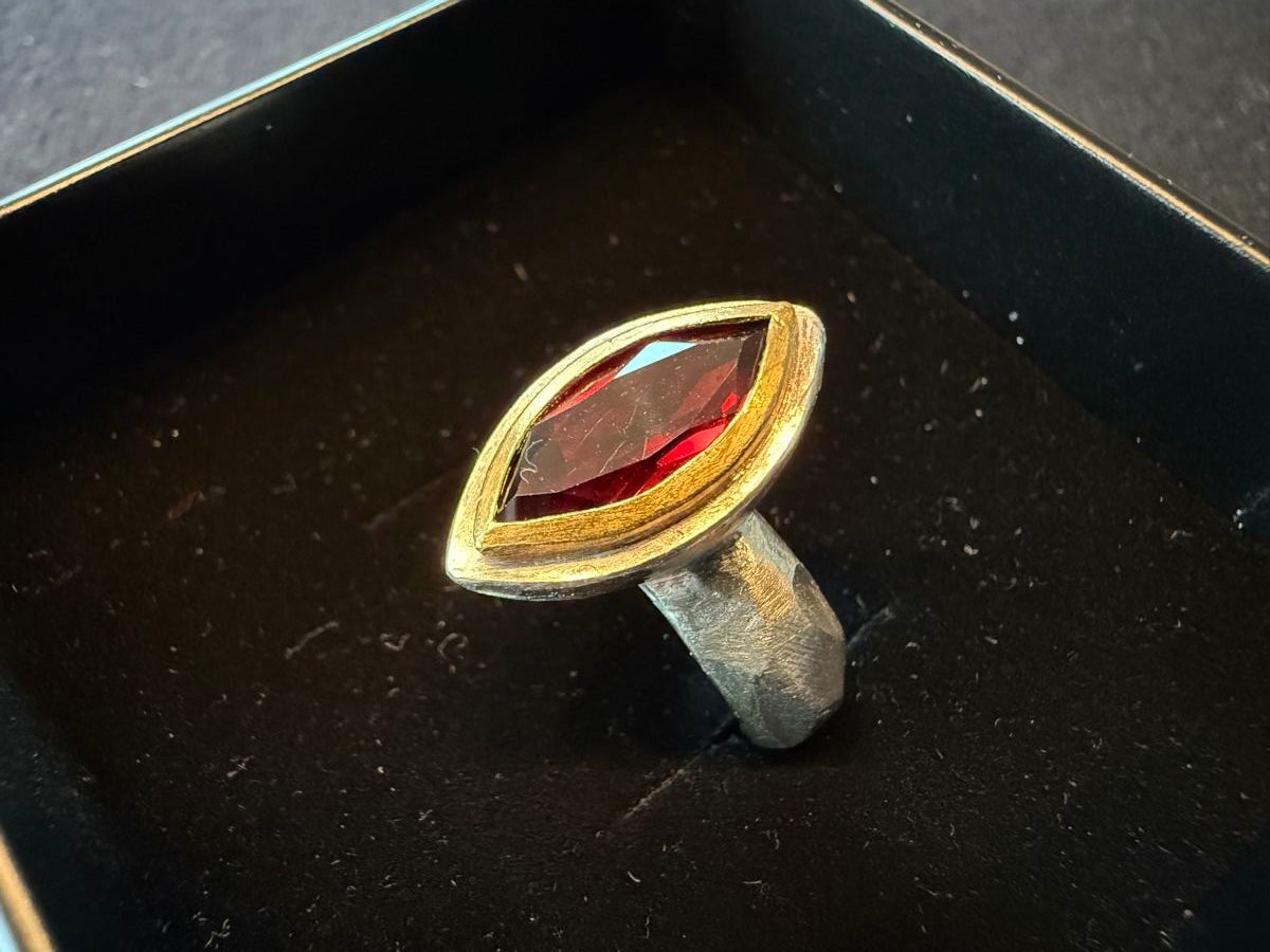 Massiver Silberring mit Navette-Rubin in Gold gefasst (Gebraucht) in ...