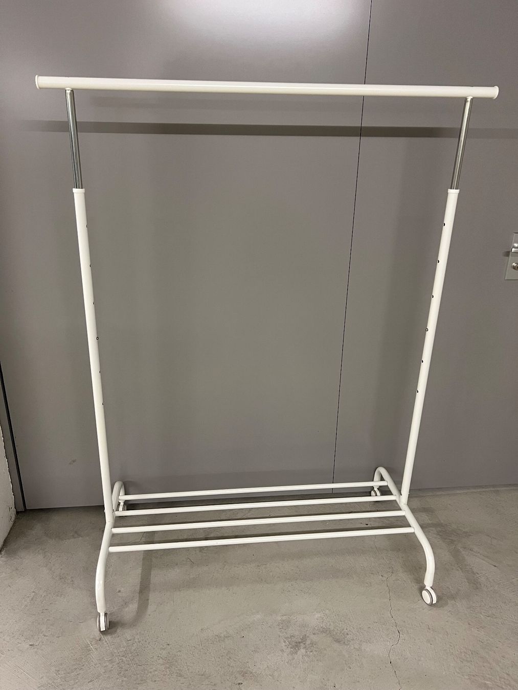 Garderobenständer von Ikea, weiss, fahrbar, Top Zustand! (Neu und ...