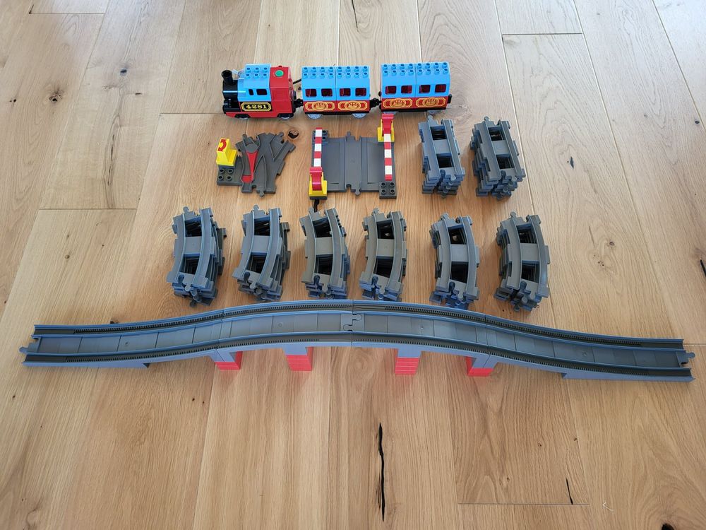 Lego Duplo Eisenbahn (Schienen, Weichen, Brücke, Zug) (Gebraucht) in Reutigen für CHF 80 – mit ...