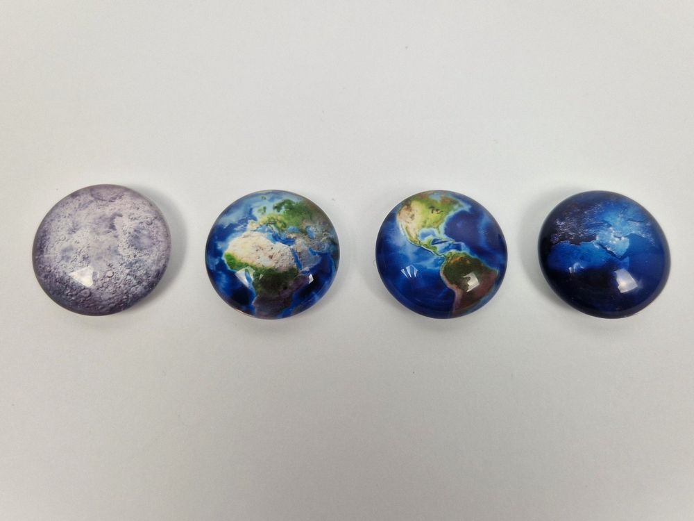 4 Kühlschrank Magnete Erde & Mond (Gebraucht) in für CHF 7 – mit ...