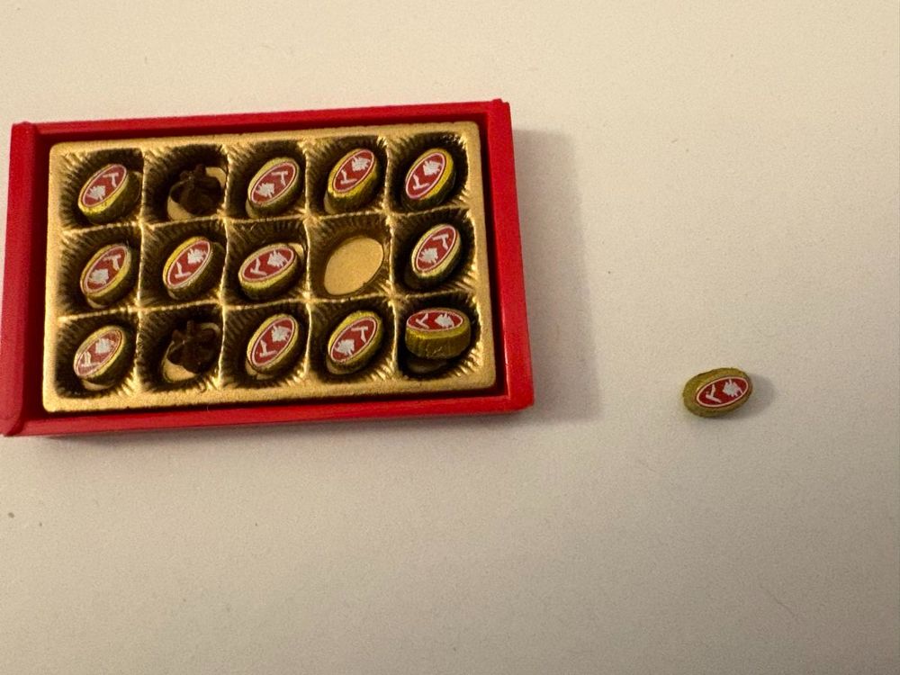 Miniatur Pralinen Schachtel für Barbie oder Puppenhaus (Neu (gemäss ...