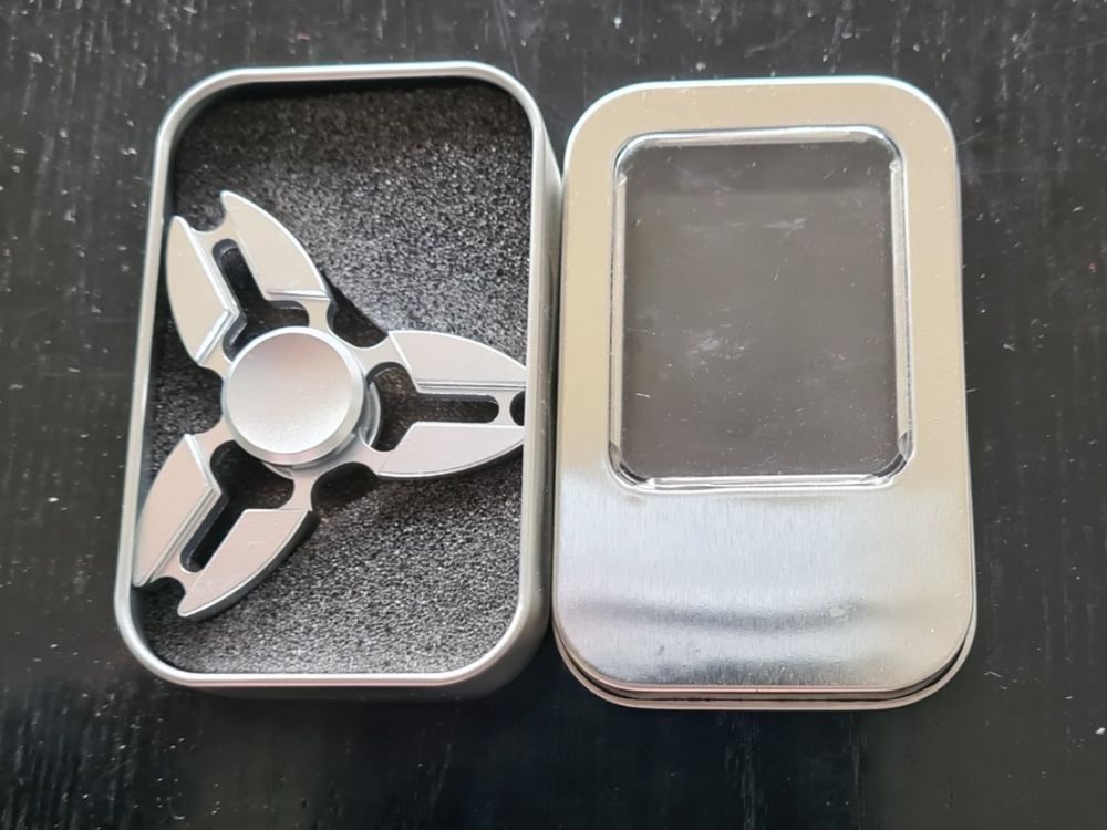 Finger Spinner Fidget Deluxe, Metall, mit Box | Kaufen auf Ricardo