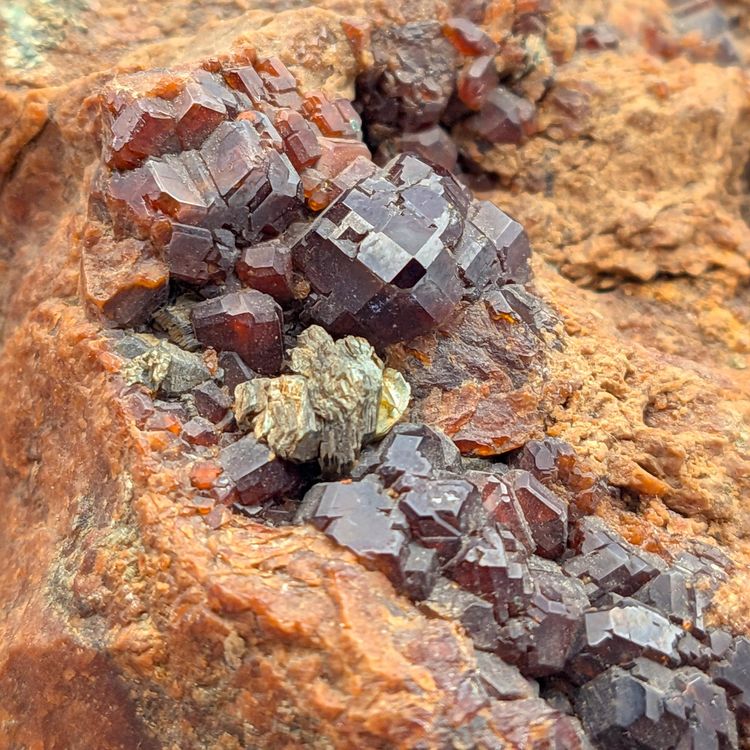 HESSONIT Roter GRANAT mit CLINOCHLOR, Italien (Nuovo (secondo la ...