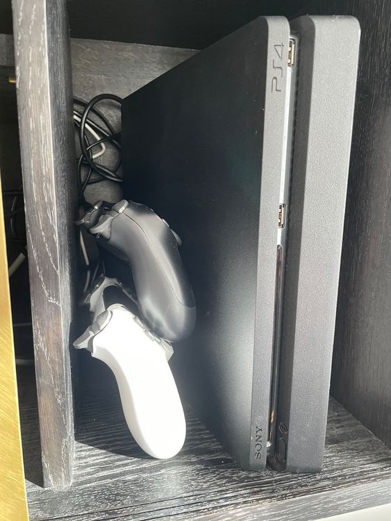 PS4 Slim 500GB mit 2 Controller | Kaufen auf Ricardo