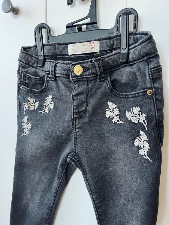Zara 98 Jeans für Mädchen, Schwarz, Blumen (Gebraucht) in Burgdorf für CHF 12 – mit Lieferung ...