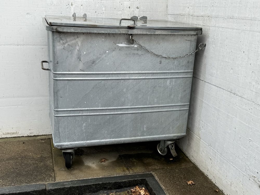 Robuster Abfalleimer mit Rollen und Deckel (Gebraucht) in Gebertingen ...