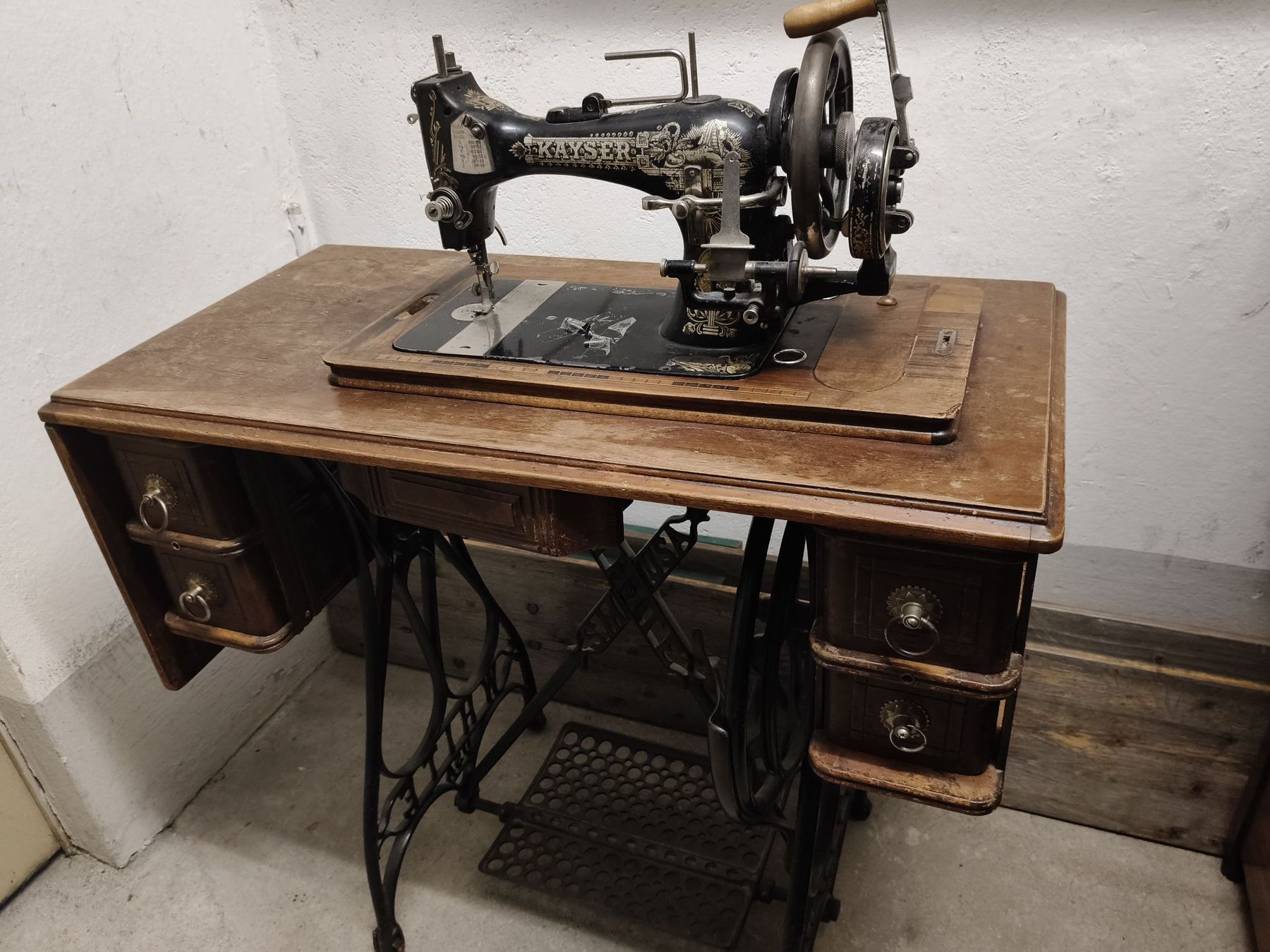 Antique "Kayser" Sewing Machine - A Timeless Treasure (Gebraucht) in ...