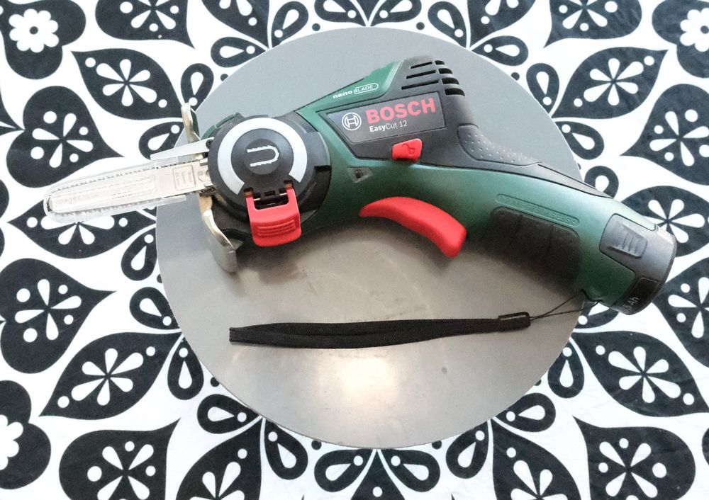 Bosch Easy Cut 12 Säge wie neu mit 2. Sägeblatt + Ladegerät (Neu ...