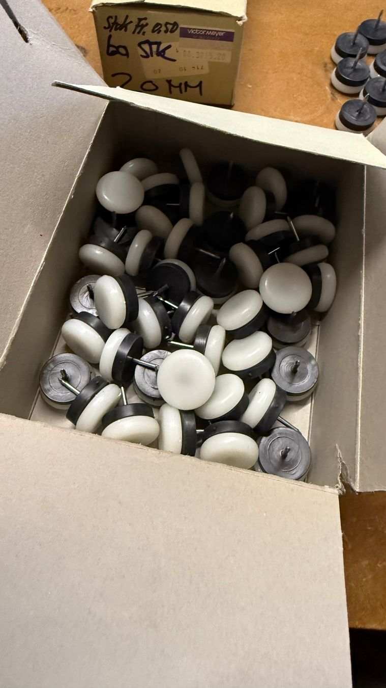 Gleitnägel 20-25 mm, Kunststoff od Metall 300 Stk. p 8 Stk. (Gebraucht) in hägendorf für CHF 4.5 ...