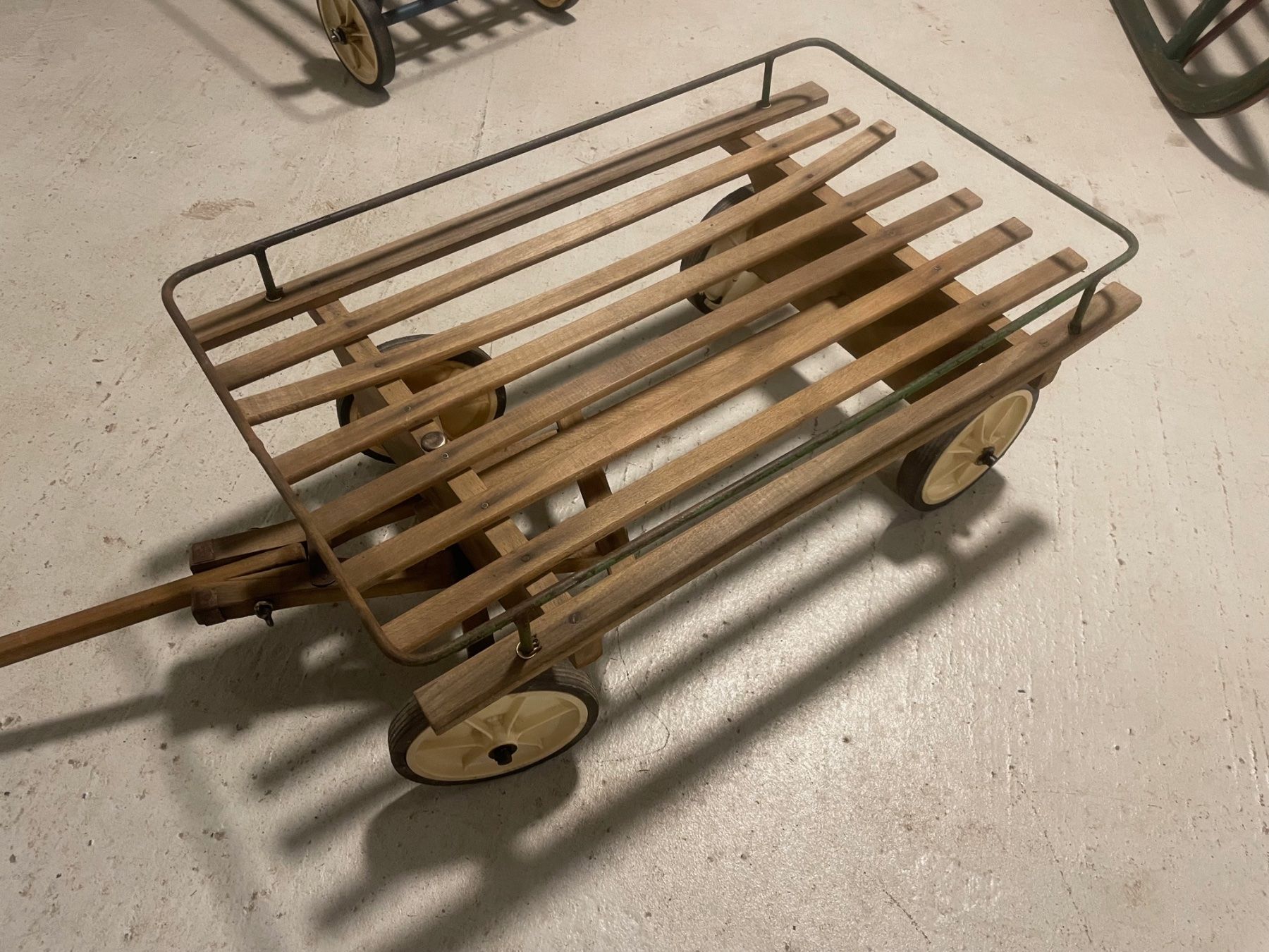 Handwagen, sehr alter, leichtgängiger Handwagen aus Holz (Gebraucht) in ...
