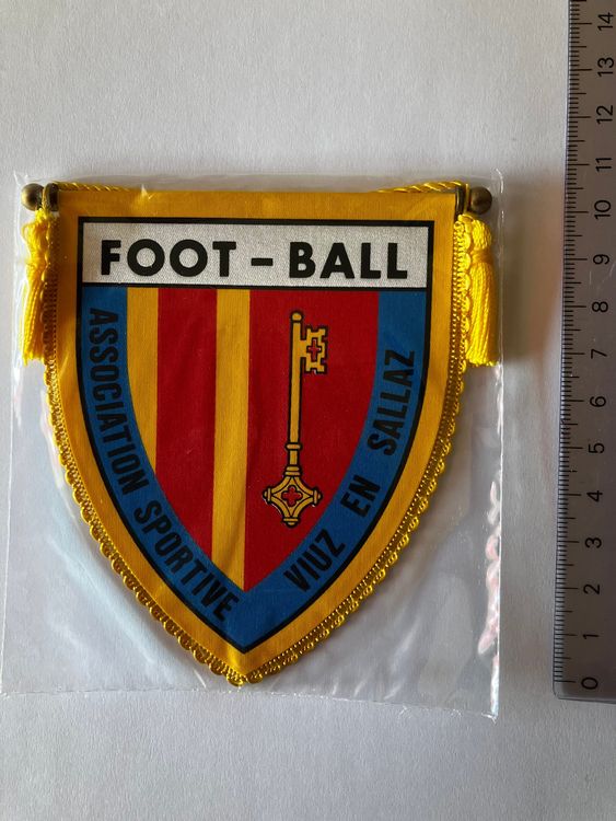 Vintage Fanion/Wimpel FC VIUS EN SALLAZ (Neu und originalverpackt) in Gland für CHF 5 – mit ...