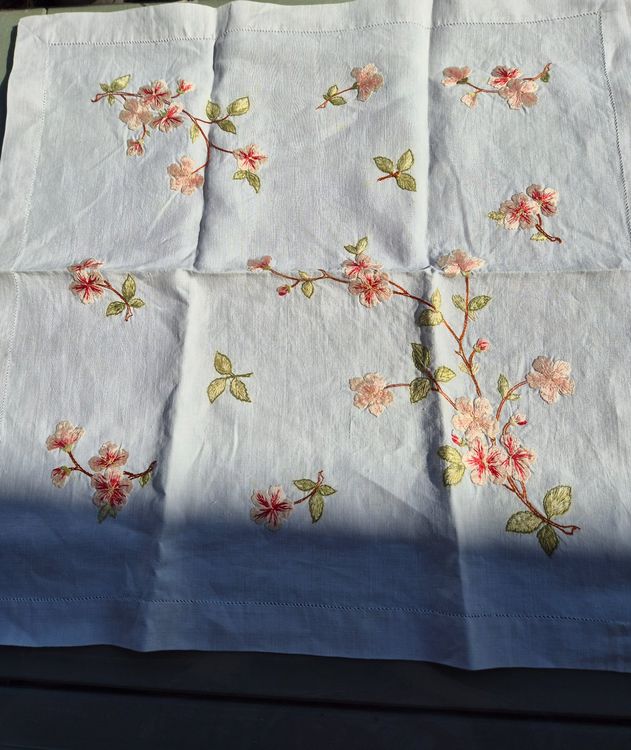 Schönes Vintage Leinen Deckchen bestickt mit Blumen 🌸🌼 (Gebraucht) in Bern für CHF 29 – mit ...