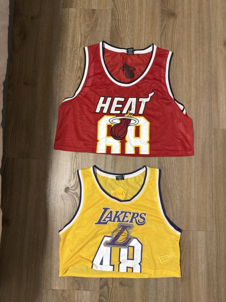 Chicago bulls und lakers top (Gebraucht) in Visp für CHF 20 – mit ...