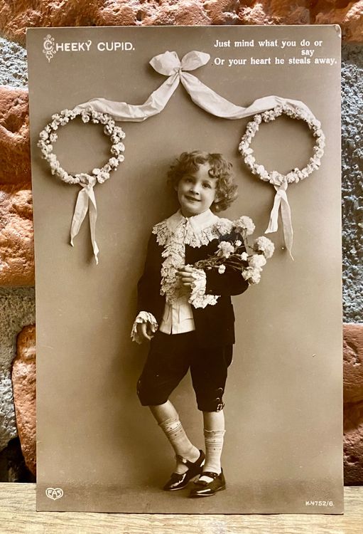 Antike Foto AK Kind - Junge „Cheeky Cupid“ aus England | Kaufen auf Ricardo