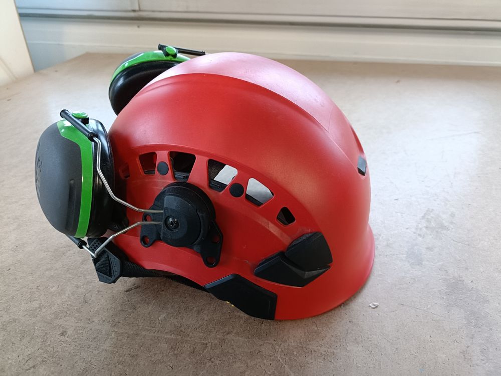 Bauhelm Petzl mit Gehörschutz (Gebraucht) in Busswil BE für CHF 35 ...