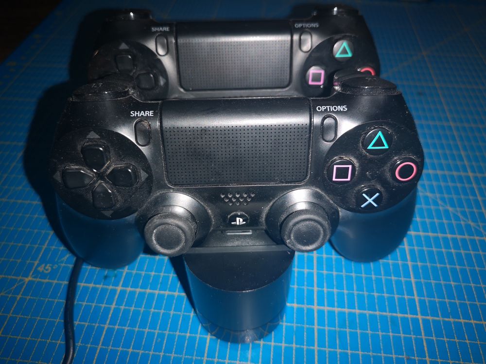Sony PS4 2 Controller+Original Dual Ladestation | Kaufen auf Ricardo