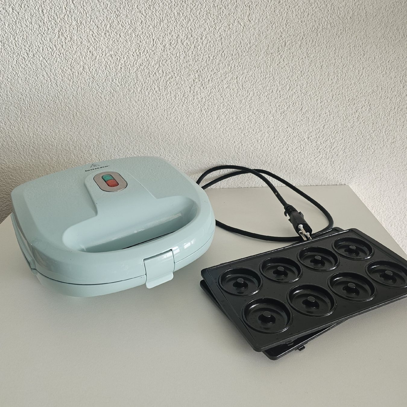 Waffle & Donut Maker, Like New, Includes Extra Plates! (Gebraucht) in ...
