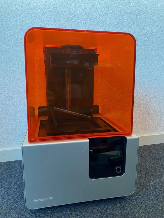 Form 2 (Formlabs) Drucker mit 3 benutzen Tanks und 1 Neuem (Gebraucht ...