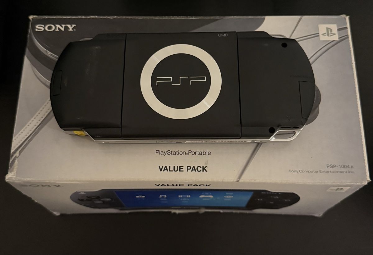 Sony PSP-1004 Value Pack (OVP) + Ladekabel + 4 Spiele (Gebraucht) in ...