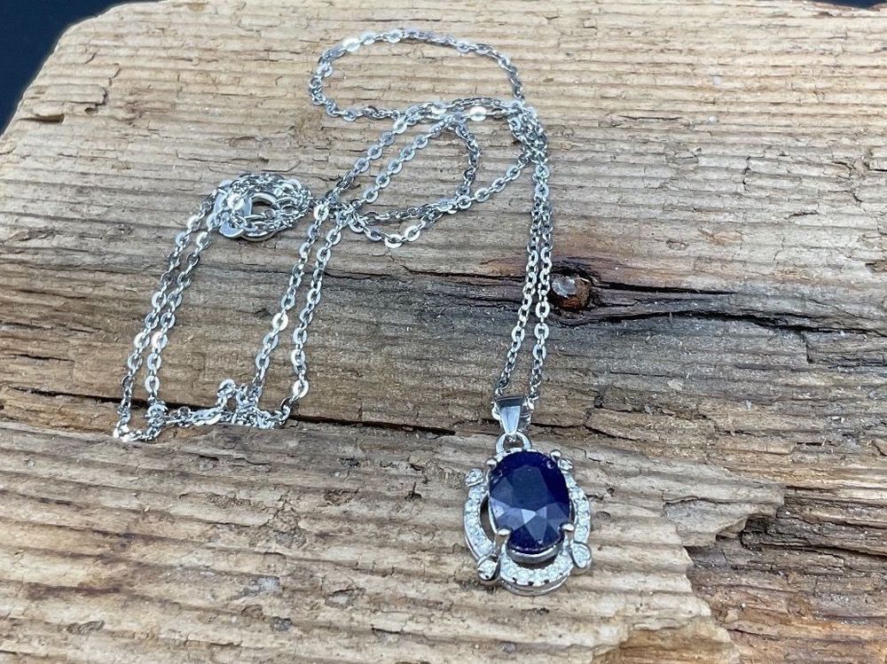 Silber Collier mit blauem Saphir Anhänger (Neu (gemäss Beschreibung ...