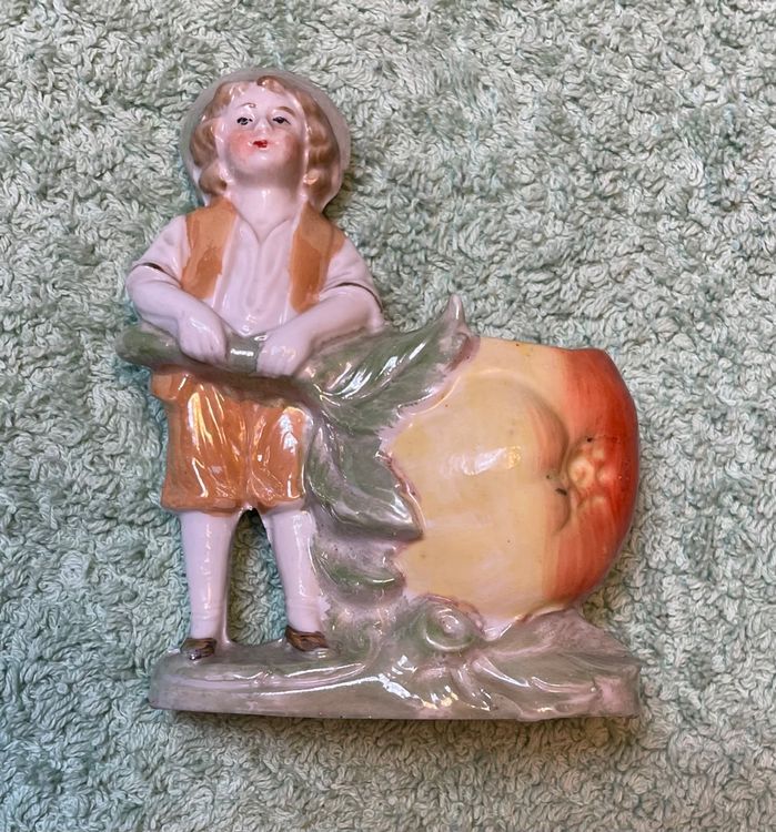 Porzellan Figur Vase Knabe mit Apfel (Gebraucht) in Baar für CHF 15 ...