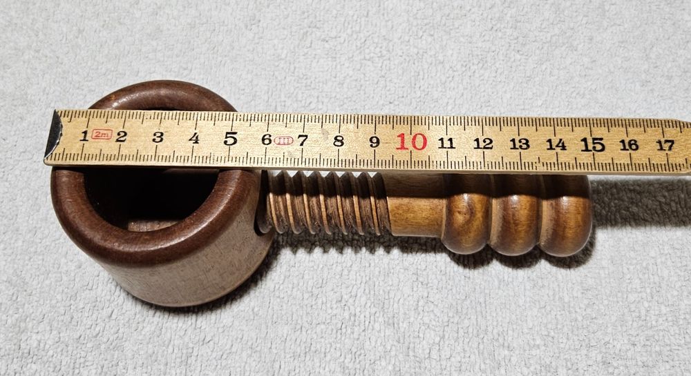 Holz Schraub-Nussknacker (Gebraucht) in Oeschgen für CHF 14 – mit ...