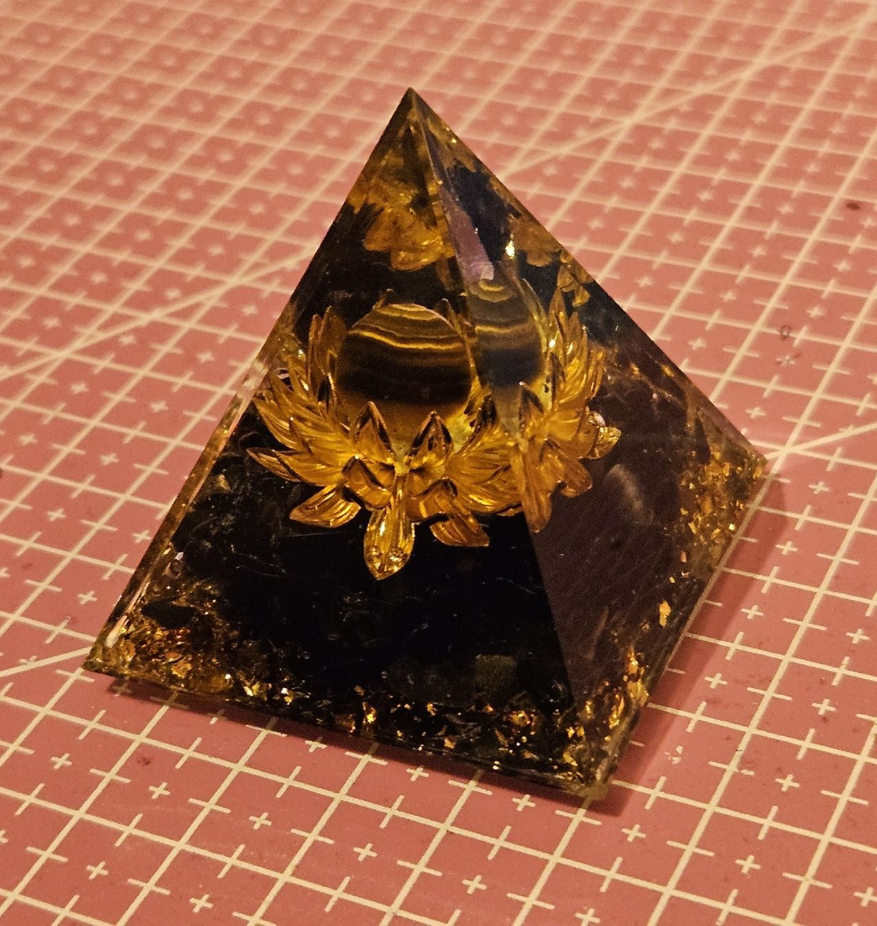 Schwarze Obsidian-Splitter-Pyramide mit Kristall-Lotus 1. (Gebraucht ...