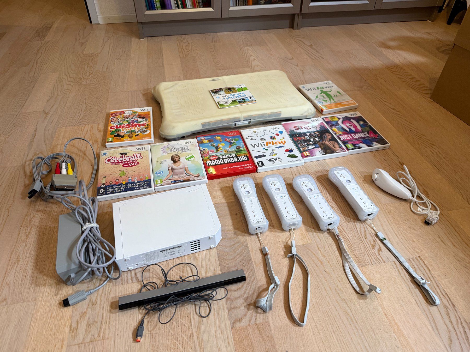Wii console, 9 jeux, balance board, 2 micro et 4 manettes (D'occasion ...