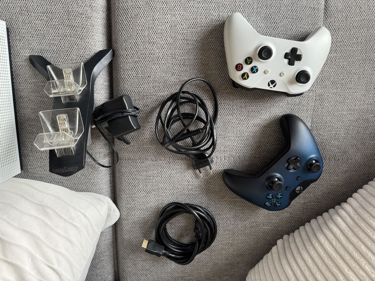 Xbox One S Konsole mit 2 Controllern & Ladestation Top (Gebraucht) in ...