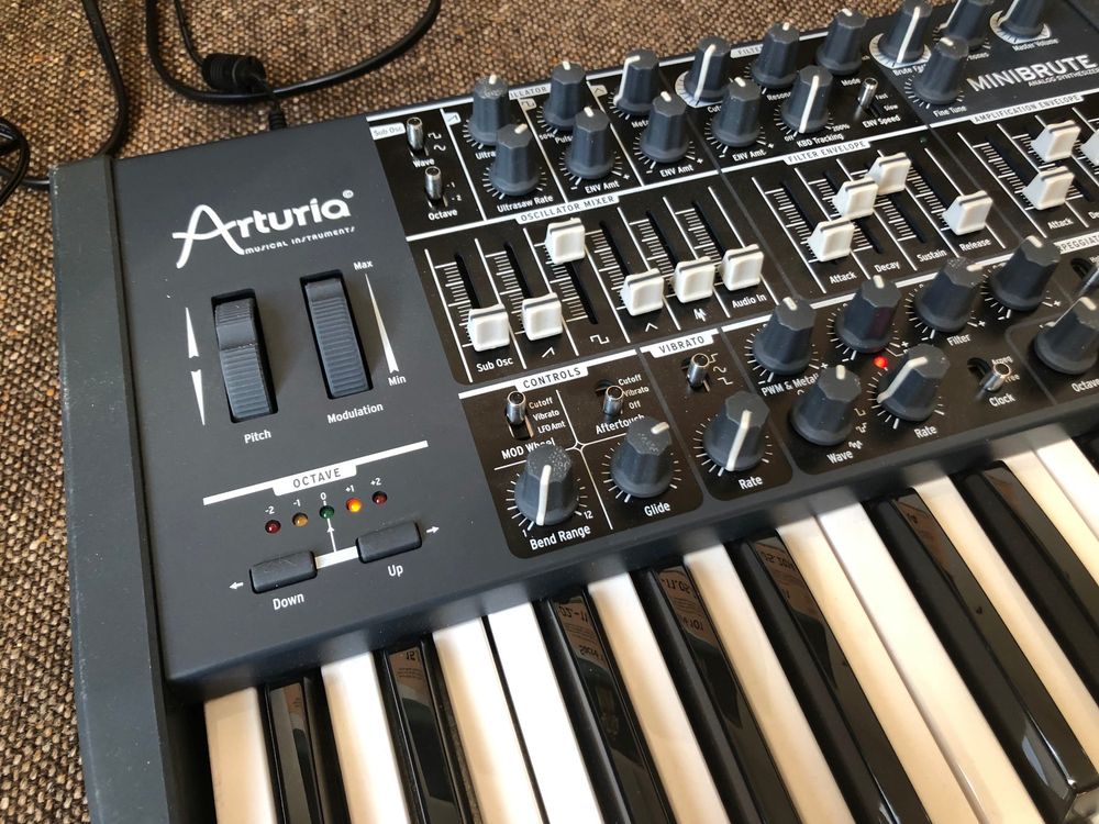 Arturia Mini Brute (Gebraucht) in Zürich für CHF 100 – mit Lieferung ...