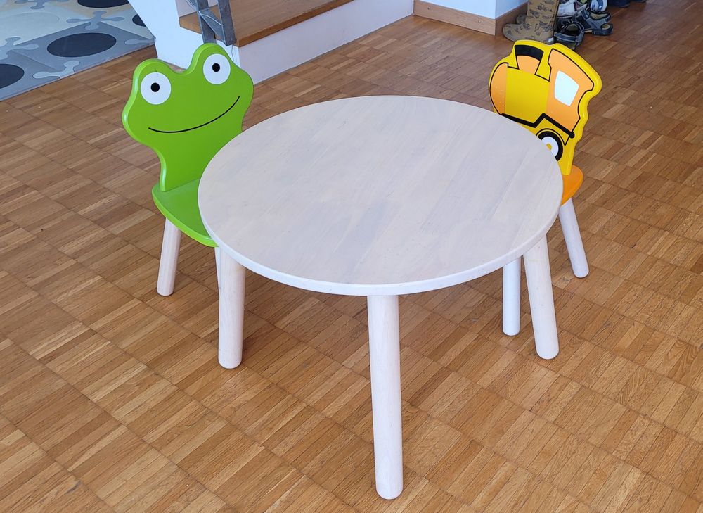 Schöner Kindertisch mit zwei farbigen Stühlen (Gebraucht) in Zürich für ...