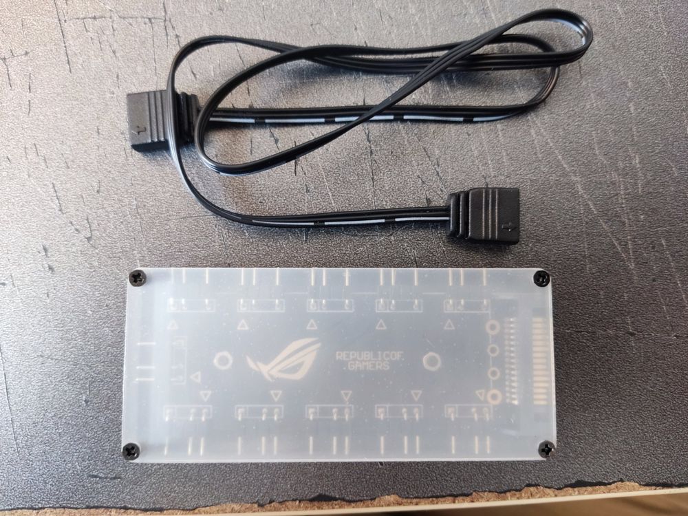 ASUS 10 way A-RGB Hub/ Splitter 5V 3 pin / LED ARGB (Gebraucht) in Thundorf für CHF 11.8 – mit ...