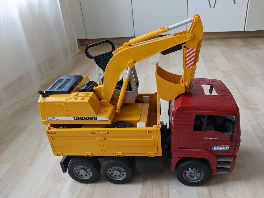 Bruder MAN Kipplastwagen und Liebherr Bagger (Gebraucht) in für CHF 22 ...