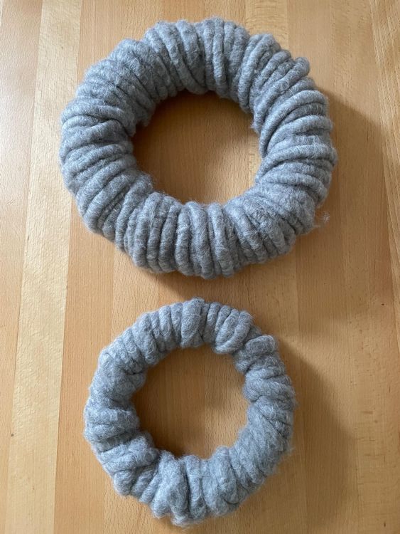 Deko-Ringe, innen Styropor, aussen graue dicke Wolle (Gebraucht) in ...