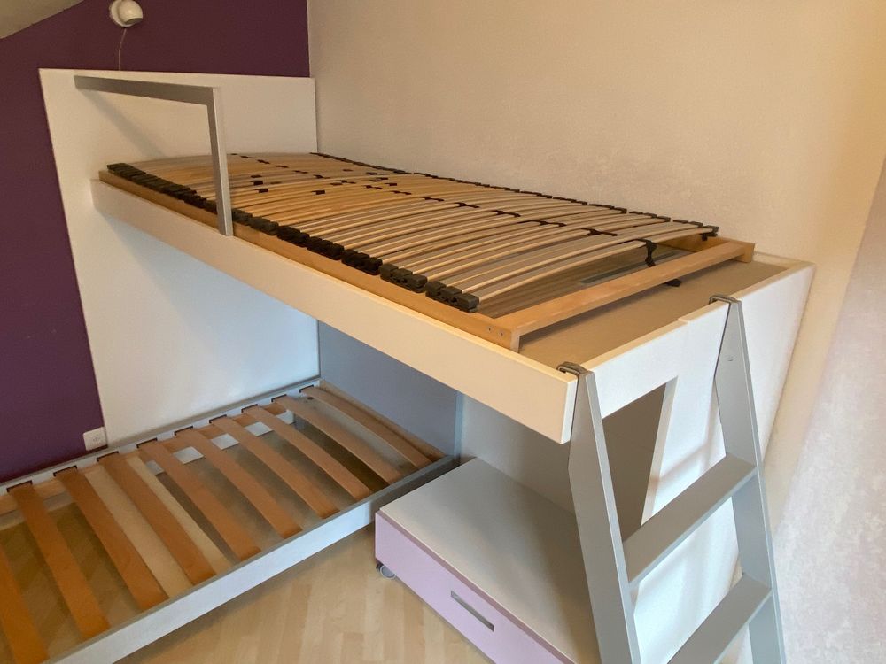 Hochbett, Etagenbett versetzt, 2 Regalboden, Nachttisch (Gebraucht) in ...