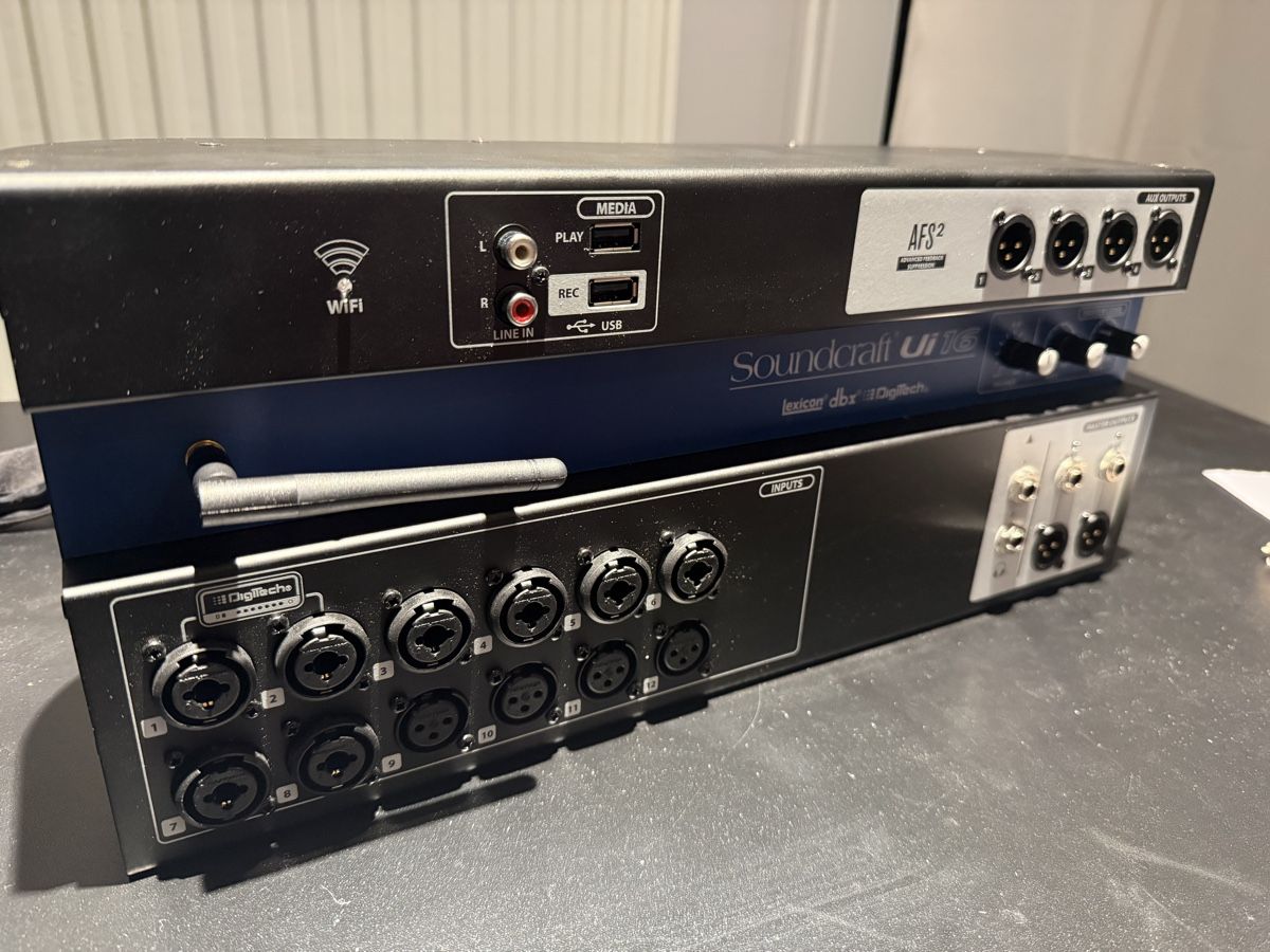 Soundcraft ui16 + flycase (Neu (gemäss Beschreibung)) in Corbeyrier für ...