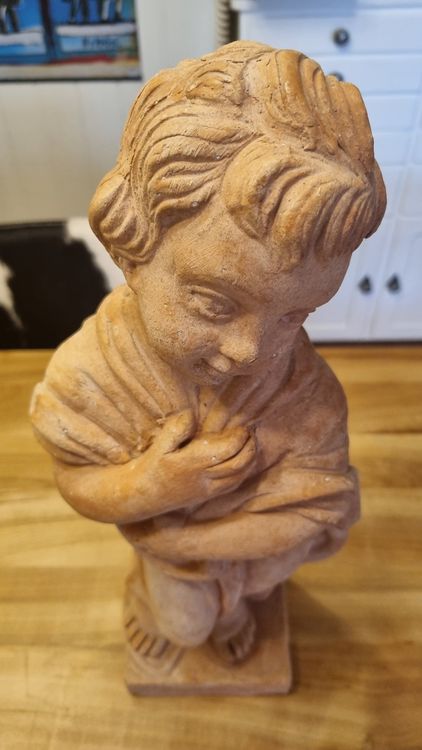 Grosse Terracotta Figur "kleiner Junge" 50cm hoch (Gebraucht) in Reichenburg für CHF 17 – mit ...
