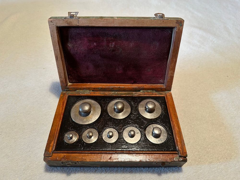 Coffret en bois avec ses 8 poids (D'occasion) à Ste-Croix pour CHF 55 ...