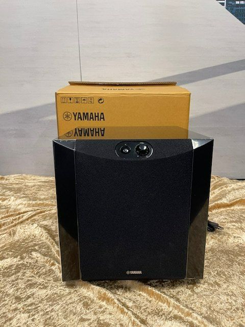 Yamaha NS-SW 200 Piano Black Subwoofer (Neu (gemäss Beschreibung)) in ...