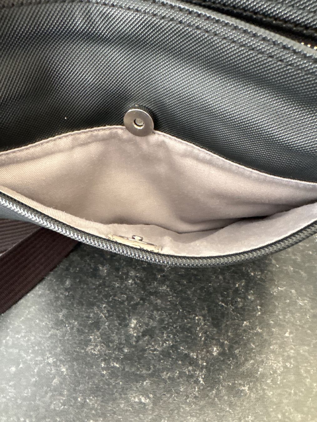 Sac Lacoste en très bon état (D'occasion) à Saillon pour CHF 120 ...