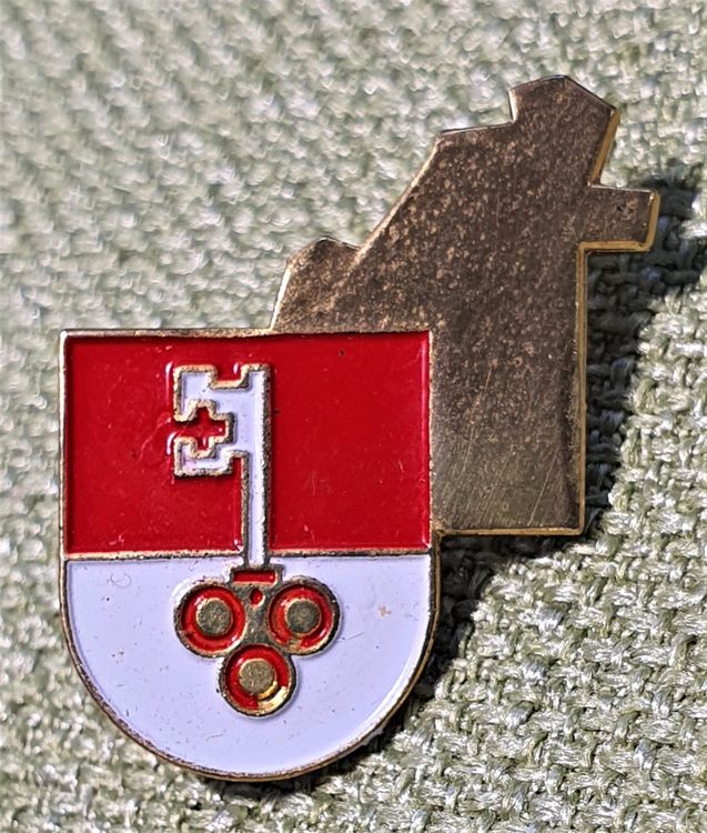 P038 - Pin Wappen mit Kantonsgrenze - Obwalden (Gebraucht) in Reinach BL für CHF 2 – mit ...