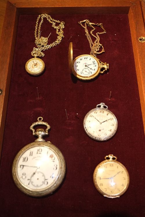 5 antike Taschenuhren mit Vitrine | Kaufen auf Ricardo
