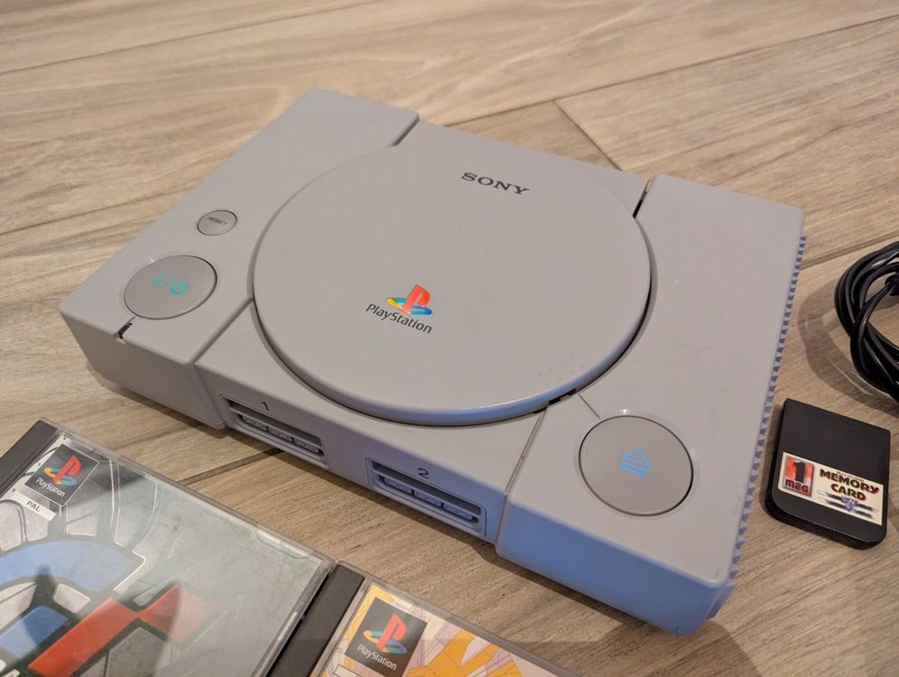 Sony PlayStation 1 mit 2 Controllern und 8 Spielen (Gebraucht) in ...