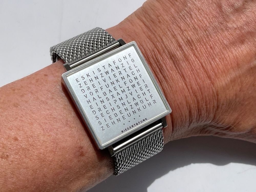 Qlocktwo W Armbanduhr Fine Steel in Deutsch | Kaufen auf Ricardo