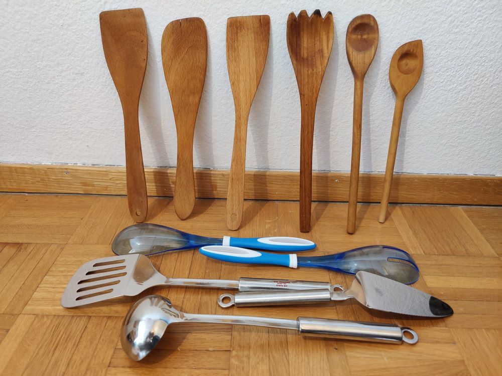 Besteck Set, Lot: Chromstal + Holz; Küchen-, + Salatbesteck (Gebraucht ...