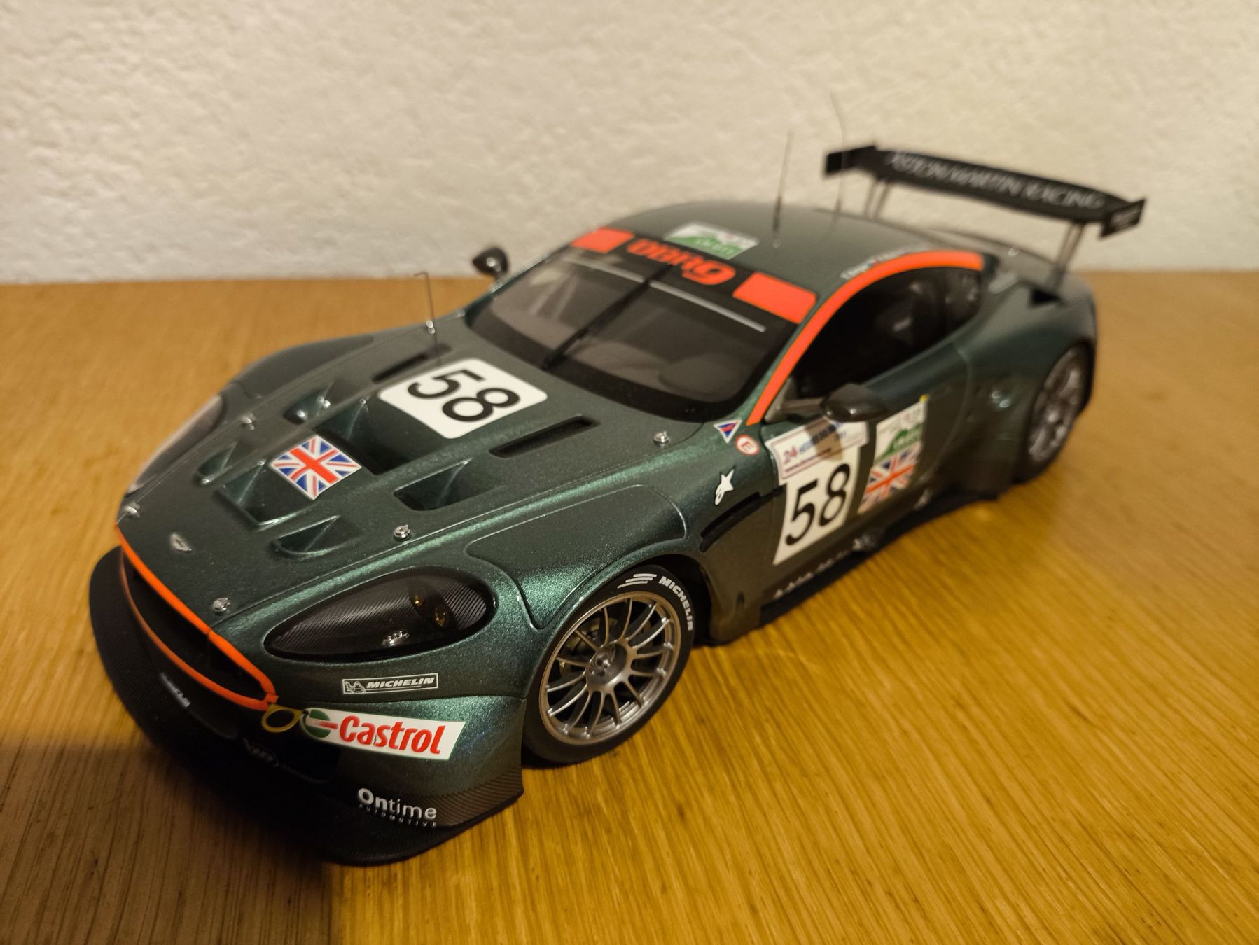 Aston Martin DBR9 GT1 Modellauto - AutoArt 1:18 (Gebraucht) in Trub für ...