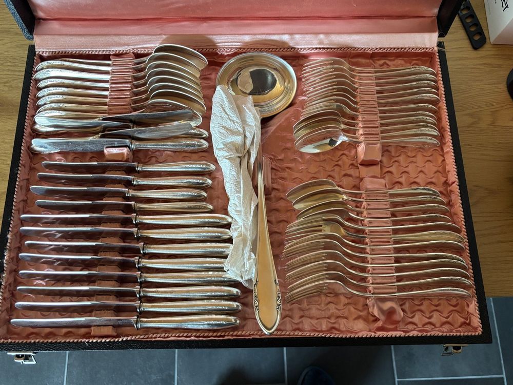Silberbesteck im Koffer für 8 Personen (Gebraucht) in Sonnental für CHF 99 – mit Lieferung auf ...